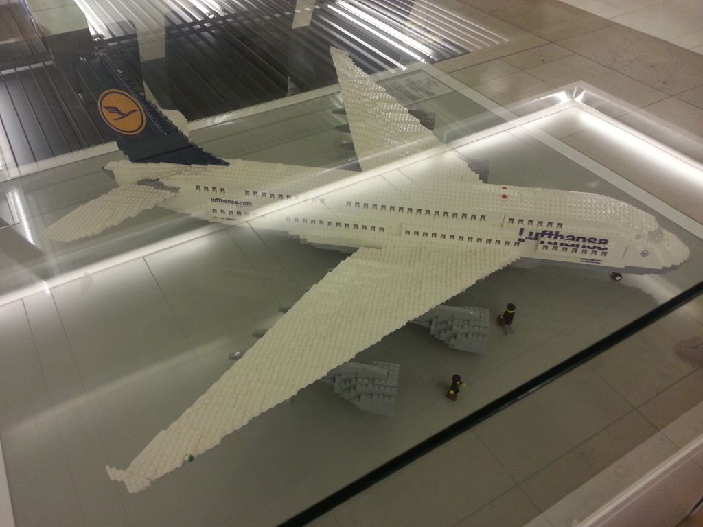 LEGO Airbus A380 am Frankfurter Flughafen